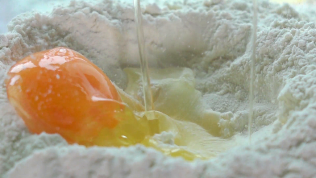استوک فوتیج : مخلوط کردن آرد و تخم مرغ 8601 Egg Falling Into Flour ...