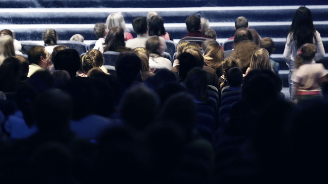 استوک فوتیج : تایم لپس مردم در تئاتر 20362 Timelapse Of People Watching ...