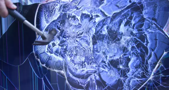 فوتیج خوردن کردن شیشه تلویزیون با چکش 44602 LCD Television Set Screen ...