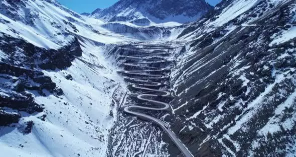 فوتیج جاده کوهستانی پر پیچ و خم 12332 Highway Road With Scenic Curves مزرعه فوتیج