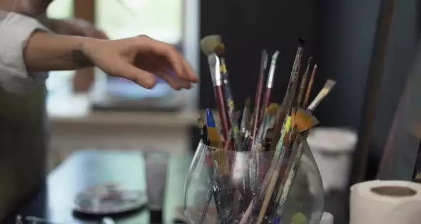 فوتیج نقاش در حال انتخاب قلمو 11325 Hand Of Painter Touching Many ...