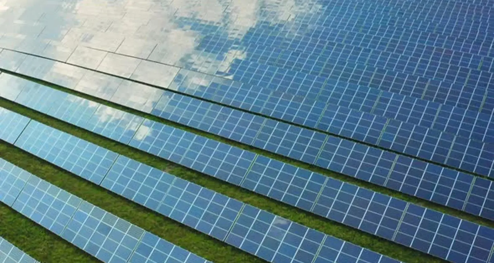 فوتیج انعکاس ابرها بر روی پنل های خورشیدی 26329 Solar Modules Reflect ...