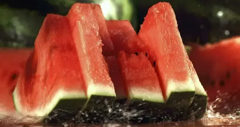فوتیج برش‌های هندوانه footage Pieces Of Watermelon Fall On A Wet Board ...